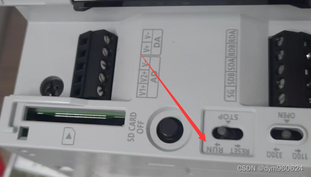 PLC: FX5U-32MT/ES 新机要打开运行设置，这样P.RUN灯才会亮_三菱fx5u怎么设置成上电run-CSDN博客
