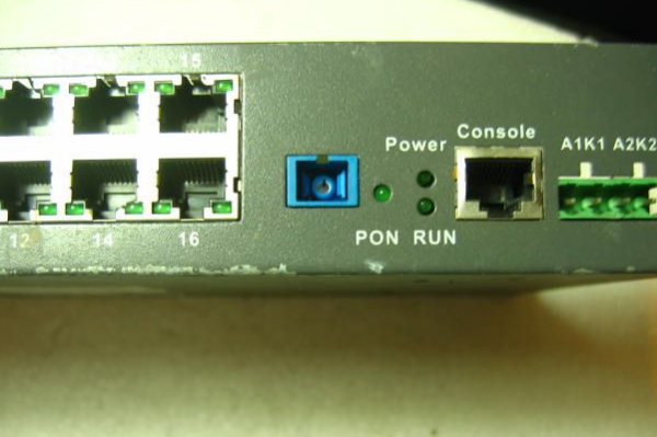 console口有几个vlan_麻烦大家给我解释一下交换机什么是console口,aux口,vty口,三个口的作用和区别...-CSDN博客