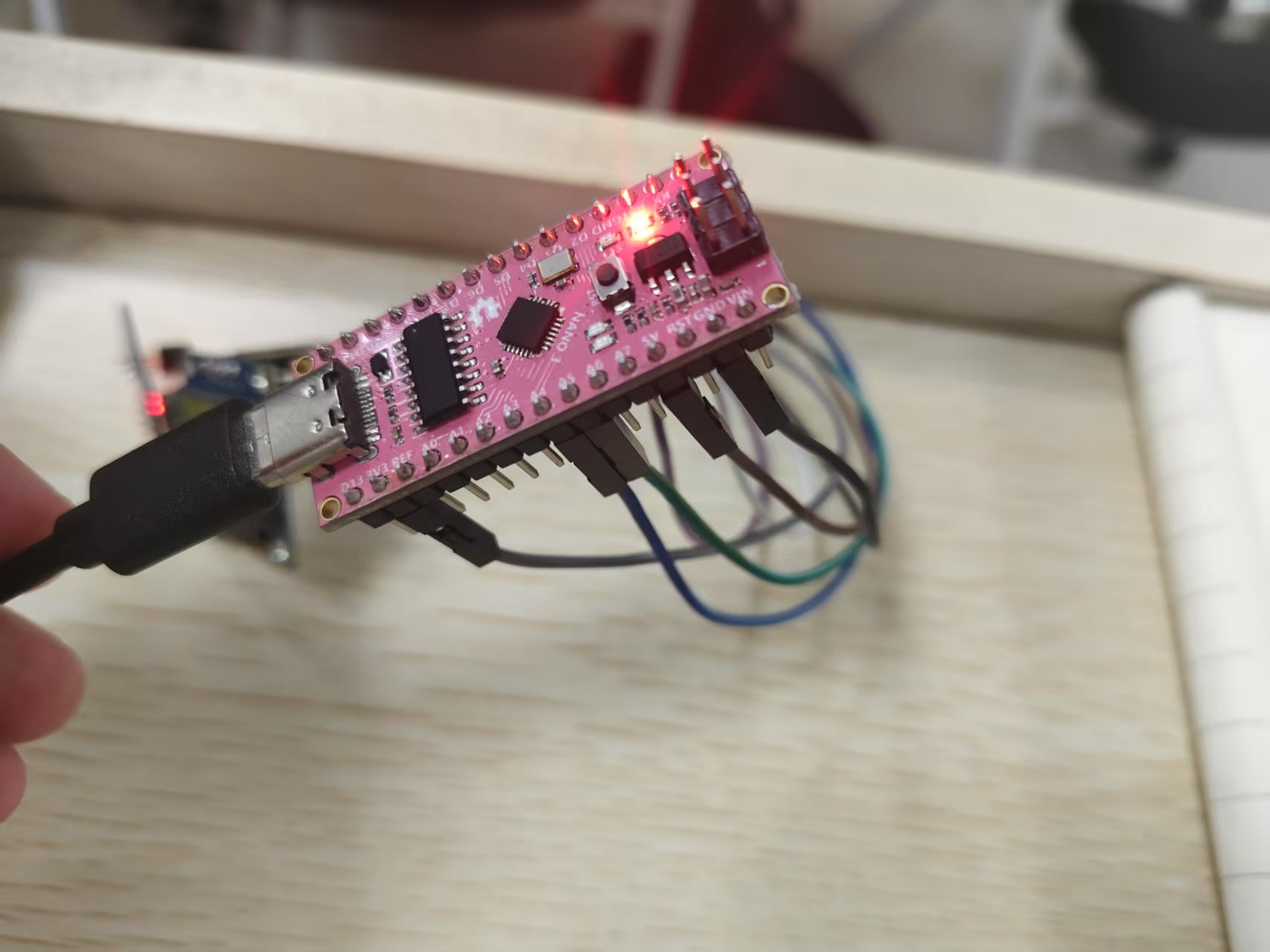 利用Arduino Nano开发板、OLED显示屏模块、DS12B20温度传感器和杜邦线，在OLED上显示温度和姓名学号_用arduino nano开发板和0.96寸3.3v屏幕显示学号 ...