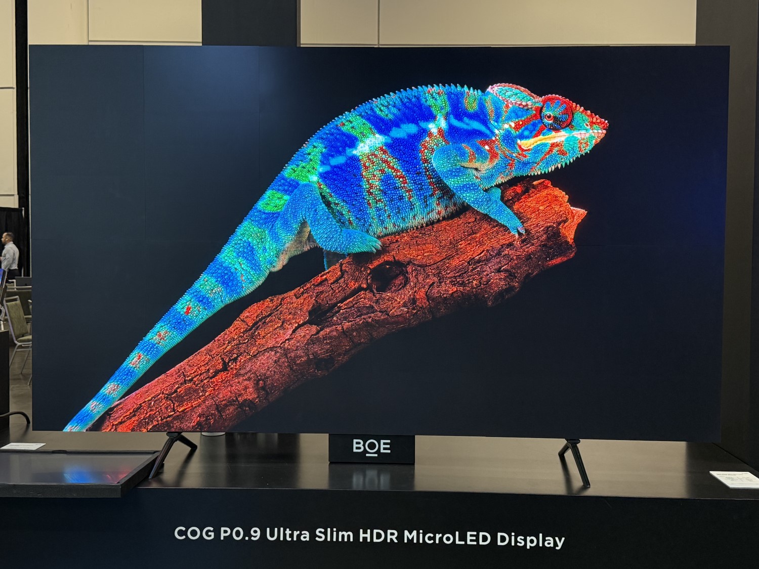 京东方推出玻璃基P0.9超薄HDR Micro LED显示屏，直显拼接全球领先！_玻璃基直显产品拼缝问题-CSDN博客