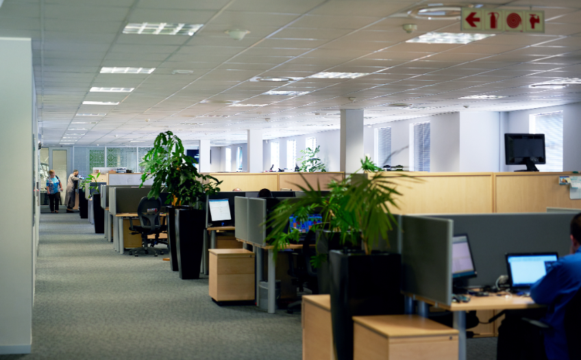 同事工资 2.2w，因为准点下班被领导当众阴阳怪气，开会时被怼“态度有问题“，结果同事直接回击：我用成果说话，不靠熬夜装样子！-CSDN博客