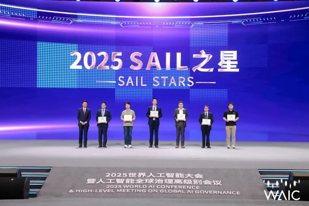 WAIC 2025第一天，到底有啥看头？从大佬吵架到中国方案，四条线扒光AI最强对话！_waic入围案例奖有什么用-CSDN博客