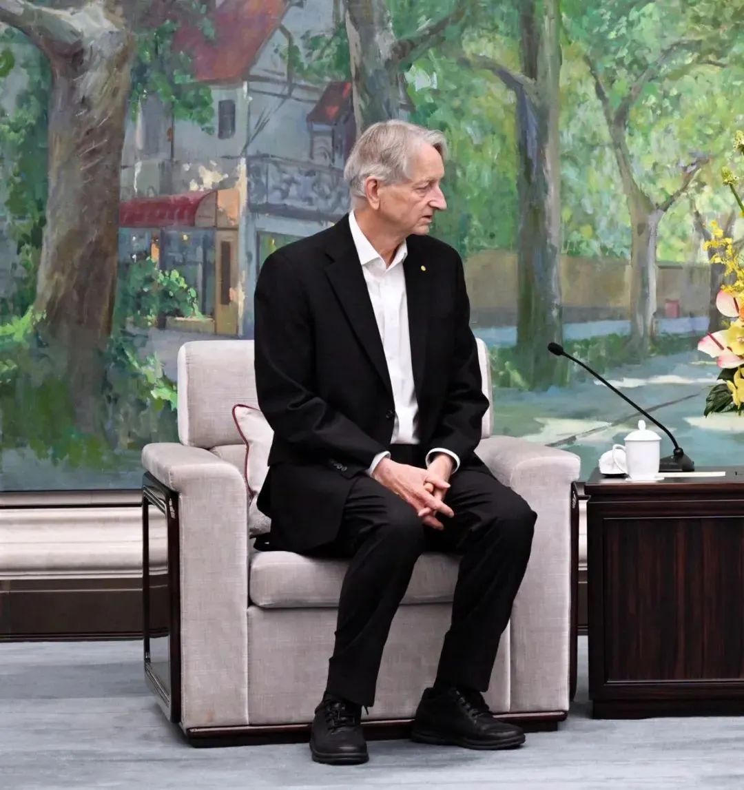 Hinton能重新坐下了，什么时候开始的？-CSDN博客